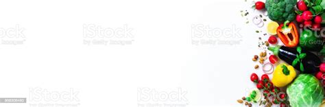 흰색 바탕에 신선한 야채 세트입니다 향기로운 나물 양파 아보카도 브로콜리 고추 종 가지 양배추 무 오이 아몬드 Rucola 아기 옥수수 배너 0명에 대한 스톡 사진 및 기타