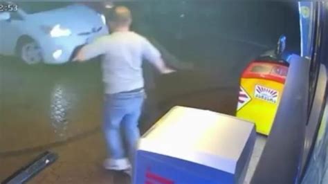 ვიდეო კაცი მაღაზიაში შედიოდა და სიკვდილს სასწაულებრივად გადაურჩა მანქანა ისეთი სისწრაფით