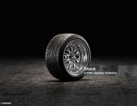 차고 바닥에 단일 자동차 타이어 측면보기에서 반짝이는 크롬 림이있는 고무 타이어 3d 렌더링 Car Show에 대한 스톡 사진 및 기타 이미지 Istock