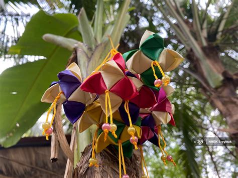 ក្រៅពីធ្វើស្រែ អ្នកស្រី តិក គង់ យកស្លឹកត្នោតធ្វើរូបសត្វលក់នៅភូមិព្រះដាក់