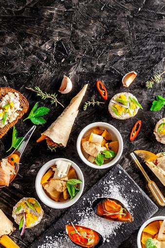 유럽 요리를 제공 합니다 검은 배경에 와인에 대 한 전채 페이트 미니 샐러드 카 나 페 바다 제품 연어와 토마토 소스 홍합 평면도 복사 공간 개체 그룹에 대한 스톡 사진 및