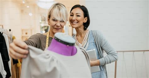 패션 스튜디오에서 일하는 두 명의 전문 디자이너 창조적 인 사람들 개념입니다 사진 Unsplash의 사업 이미지