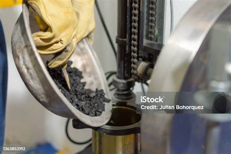 지질 실험실 테스트 기계에 아스팔트를 붓는 보호 산업 장갑을 가진 손 실험실에 대한 스톡 사진 및 기타 이미지 실험실 아스팔트 지질학 Istock