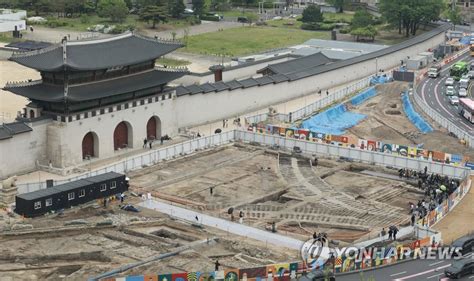 100년 만에 다시 걷는 역사의 길…광화문 월대·현판 오늘 공개 연합뉴스