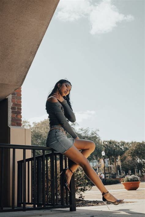 2000 년 2000년대 Atm Pexel Y2k 가벼운 갈색 거리 건축 검은색 겨울 정원 경치 고요한 골든 아워 공상 구름 귀여운 긴 긴