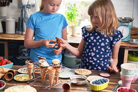 다양한 토핑 과일 사탕 스프링클러와 콘에서 아이스크림을 준비하는 어린 소녀 10 11세에 대한 스톡 사진 및 기타 이미지 10 11세 2명 8 9 살 Istock