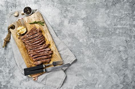 얇게 썬 소고기 플 랭크 스테이크를 목 제 마에 회색 배경 평면도 텍스트 공간 고기에 대한 스톡 사진 및 기타 이미지 고기 고추류 굽기 Istock