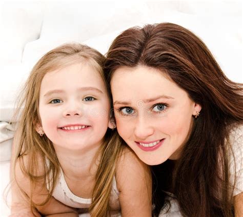 Glimlachende Moeder En Haar Meisje Die Samen Spelen Stock Foto Image