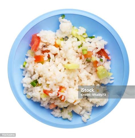 흰색 배경에 고립 된 접시에 야채와 쌀 토마토 오이 양파와 쌀 건강한 생활방식에 대한 스톡 사진 및 기타 이미지 건강한 생활방식 건강한 식생활 고명 Istock