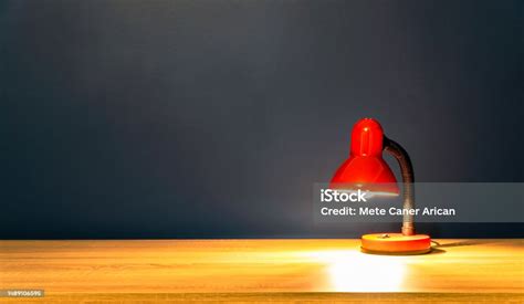 개념 배경을 연구합니다 나무 테이블에 책상 램프입니다 재택근무 개념 텍스트를 위한 복사 공간이 있는 테이블에 있는 빨간색 책상