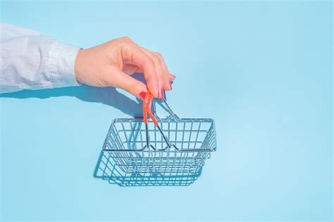 빈 금속 쇼핑 바구니를 들고 손 소비의 개념 쇼핑 기호 공간 트렌드 파스텔 색상을 복사합니다 하드 섀도우 아침 조명 강철에 대한 스톡 사진 및 기타 이미지 Istock