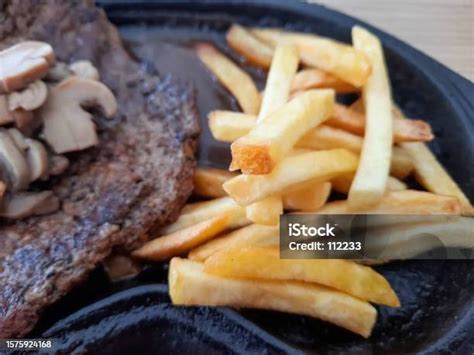 쇠고기 고기와 감자 튀김을 곁들인 Friesso 쇠고기 등심 스테이크 메뉴 0명에 대한 스톡 사진 및 기타 이미지 0명