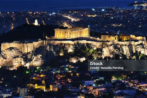 아크로폴리스 파르테논 신전과 에레크테이온 밤에 필로파포스 기념물의 가까운 전망 아테네의 도시 불빛 유네스코 세계 문화 유산의 유명한 상징적 인 전망 0명에 대한 스톡 사진