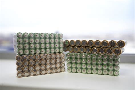 사용한 알카라인 배터리의 더미의의 근접 촬영 Aa 배터리 에너지 추상적인 배경 화려한 배터리의 선택의 다채로운 행을 닫습니다 0명에 대한 스톡 사진 및 기타 이미지 Istock