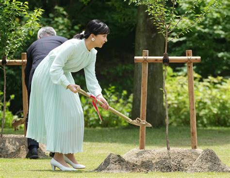 Royal World Thailand รอยัล เวิลด์ ประเทศไทย พระบาทสมเด็จพระวชิรเกล้าเจ้าอยู่หัว และสมเด็จพระ