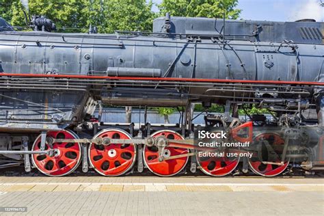 화창한 날 기차역에서 검은 복고풍 증기 기관차 0명에 대한 스톡 사진 및 기타 이미지 0명 객차 검은색 Istock