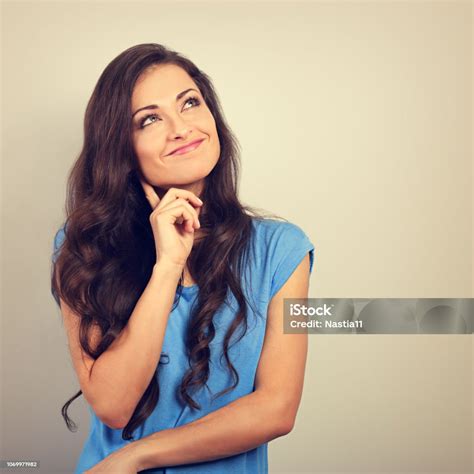 아름 다운 긍정적인 젊은 행복 한 여자 생각 하 고 캐주얼 셔츠에 긴 머리를 올려 얼굴 아래 손가락으로 톤의 빈티지 초상화 갈색 머리에 대한 스톡 사진 및 기타 이미지