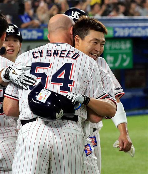 ＜ヤ・d＞6回、逆転3ランを放ちサイスニード（背中）と抱き合う青木（撮影・久冨木 修） スポニチ Sponichi Annex 野球