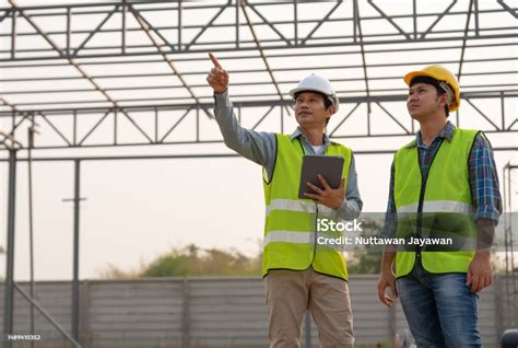 엔지니어 팀은 태블릿을 사용하여 현장에서 청사진을 확인합니다 Projectcivil Forman 검사 품질 보증 도중 계약자와 검사관 검사 건축 감사 검사 품질 관리 2명에