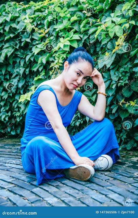 Ein M Dchen Das Aus Den Grund Sitzt Stockfoto Bild Von Blau Reben