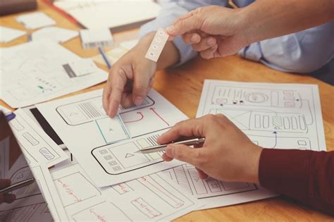Ux Ui 개념 그래픽 디자이너는 휴대폰 컴퓨터 모바일 빈티지 효과를 위한 Ux Ui 디자이너 계획 응용 프로그램 템플릿 레이아웃 프레임워크와 함께 작업합니다 프리미엄 사진