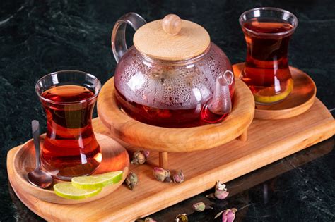 전통적인 터키 차 컵 다도 갓 양조 홍차 따뜻한 부드러운 빛 어두운 대리석 백그라운드의 컵 0명에 대한 스톡 사진 및 기타 이미지 Istock