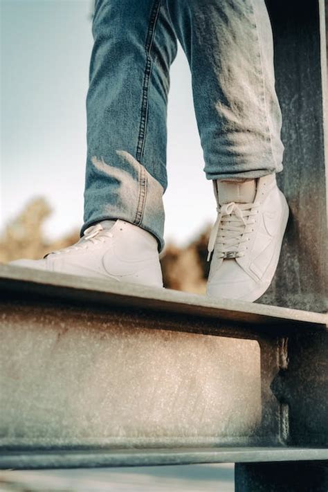 흰색 바탕에 스 니 커 즈 사진 · 무료 스톡 사진