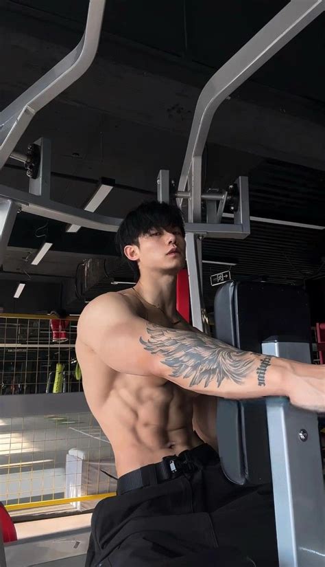 Пин от пользователя Ratinan на доске สี в 2025 г Спортивные мужчины Пресс парня Мужское тело