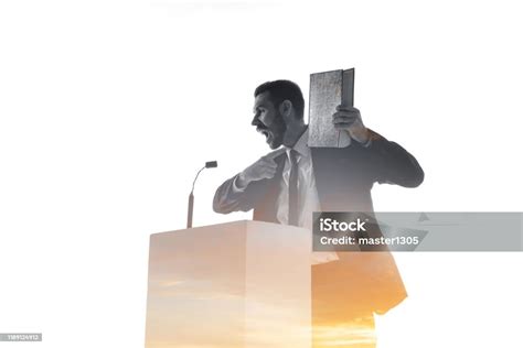 백인 배경에 대한 정치인 연설 중 연사 코치 또는 의장 검은색에 대한 스톡 사진 및 기타 이미지 검은색 결정 경영자 Istock