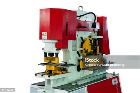 클리핑 경로로 격리 된 다양한 모양의 금속을 절단하기위한 소형 유압 펀치 전단 벤더 및 노칭 기계 예 둥근 막대 각도 굽힘 사각형 평판 U 채널 등 원형에 대한 스톡 사진