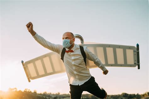 제트 팩 날개와 비행 척 마스크를 가진 사업가 몽상가 은유 35 39세에 대한 스톡 사진 및 기타 이미지 35 39세 기술 남성 Istock