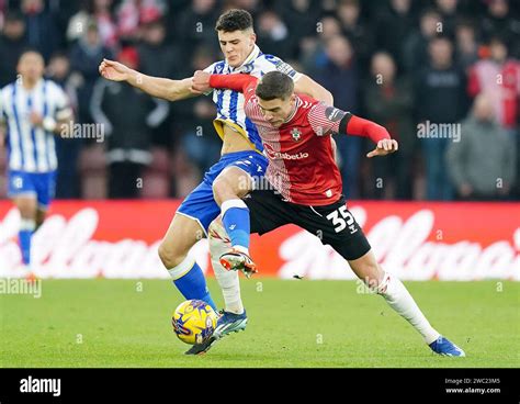 Jan Bednarek Aus Southampton Rechts Wird Von Bailey Tye Cadamarteri Aus Sheffield Wednesday