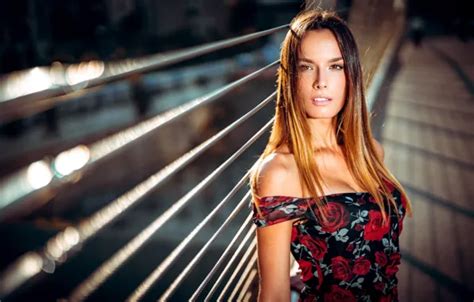 Wallpaper Look Girl Hand Portrait Neckline Marco Squassina