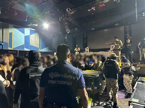 ดาวแปดแฉก ทลายผับเถื่อนยาเสพติดตกเกลื่อนพื้น เวลา 03 00 น ของวันที่ 23 มี ค 2568 นายไชย