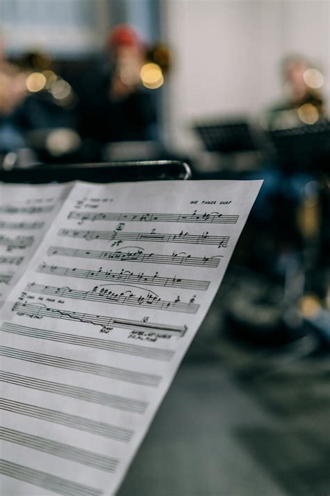 공연 관현악법 교향곡 구성 그룹 리허설 금 관악기 노트 라이브 공연 라이브 음악 리듬 멜로디 뮤지션 배경 흐림 배열 배음 밴드 밴드 연습 수직