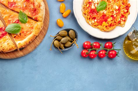 이탈리아 음식 배경입니다 피자 파스타 토마토 케이퍼 등 복사 공간 플랫 레이 디자인 템플릿 상단에서 촬영 건강한 식생활에 대한 스톡 사진 및 기타 이미지 Istock