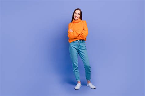 매력적인 여자 친구 모델의 전신 사진 접힌 손은 보라색 배경에 고립 된 그녀의 사업에 대해 생각하는 빈 공간을 보입니다 가을에 대한 스톡 사진 및 기타 이미지 Istock