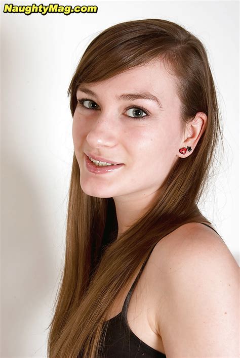 Любительское соло девушки Эмили Джейн обнажает плоскую грудь в