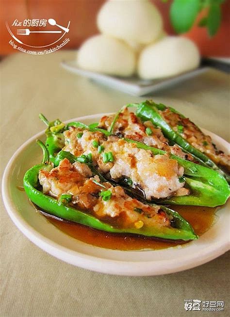 好豆家常菜——青椒酿肉】做法：1）新鲜猪后腿肉洗净，擦干水分，剔去筋膜。2）将肉剁成细肉茸。3）肉茸中加入蛋清、少量盐搅打均匀、上劲。4）泡发好的香菇剁碎，香菇水留着备用。5）将剁好的香菇碎