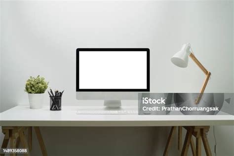 책상 위에 데스크톱 컴퓨터의 은행 화면이 있는 현대적인 직장 그래픽 디스플레이 몽타주를 위한 흰색 빈 화면 전등에 대한 스톡 사진 및 기타 이미지 Istock