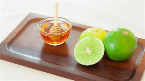 스파 트리 트 먼 트 웰빙 스파 스파에 대 한 항목에서에서 불타는 초 발 석 회와 열 대 꽃 스파 페디큐어 치료와 그릇에 목욕 0명에 대한 스톡 사진 및 기타 이미지