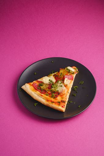 페퍼로니 살라미 녹인 모짜렐라 치즈 피클 딜을 핑크 퍼플 배경의 블랙 플레이트에 곁들인 피자 슬라이스 각 보기 0명에 대한 스톡 사진 및 기타 이미지 Istock