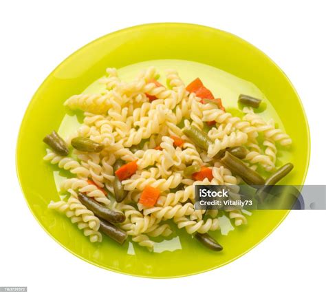 흰색 배경에 고립 된 접시에 마늘 당근녹색 콩 파스타 지중해 부엌 파스타 상단보기 건강한 식생활에 대한 스톡 사진 및 기타 이미지 건강한 식생활 고기 고추류 Istock