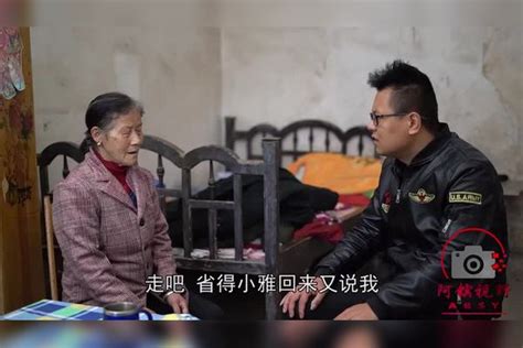 女儿经常给母亲钱，母亲却把钱给弟弟，最后女儿却被母亲感动了