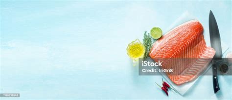 테이블에 요리사의 칼과 나무 도마에 신선한 연어 조각의 배너 요리 레시피 음식 배경 신선한 생선 제품 건강한 식생활에 대한 스톡 사진 및 기타 이미지 Istock