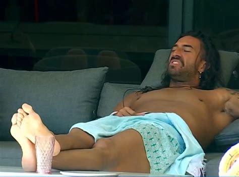 Lisandro Navarros Feet