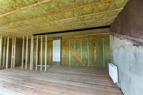 건설 및 혁신의 큰 넓은 오크 바닥 벽 및 천장 바위 양모 및 섬유 유리 찬 장벽에 대 한 미래의 벽에 나무 프레임 절연