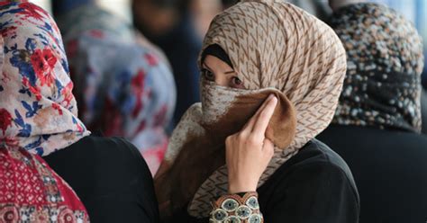 약 타기 위해 기다리는 시리아 난민 여성