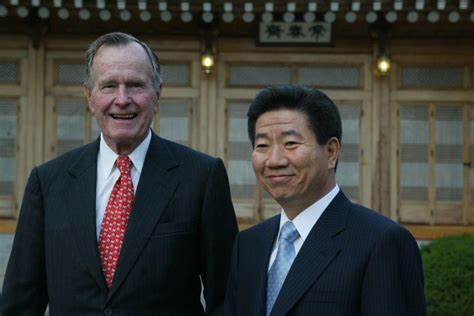 노무현사료관 청와대에서 부시 전 미국 대통령과 대화 도중 미소짓는 노무현 대통령