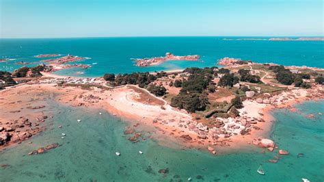 Tregastelle 해변 북부 브리타니의 코트 다르 머 화려한 분홍색 화강암 바위 항공 사진 0명에 대한 스톡 사진 및 기타 이미지 Istock